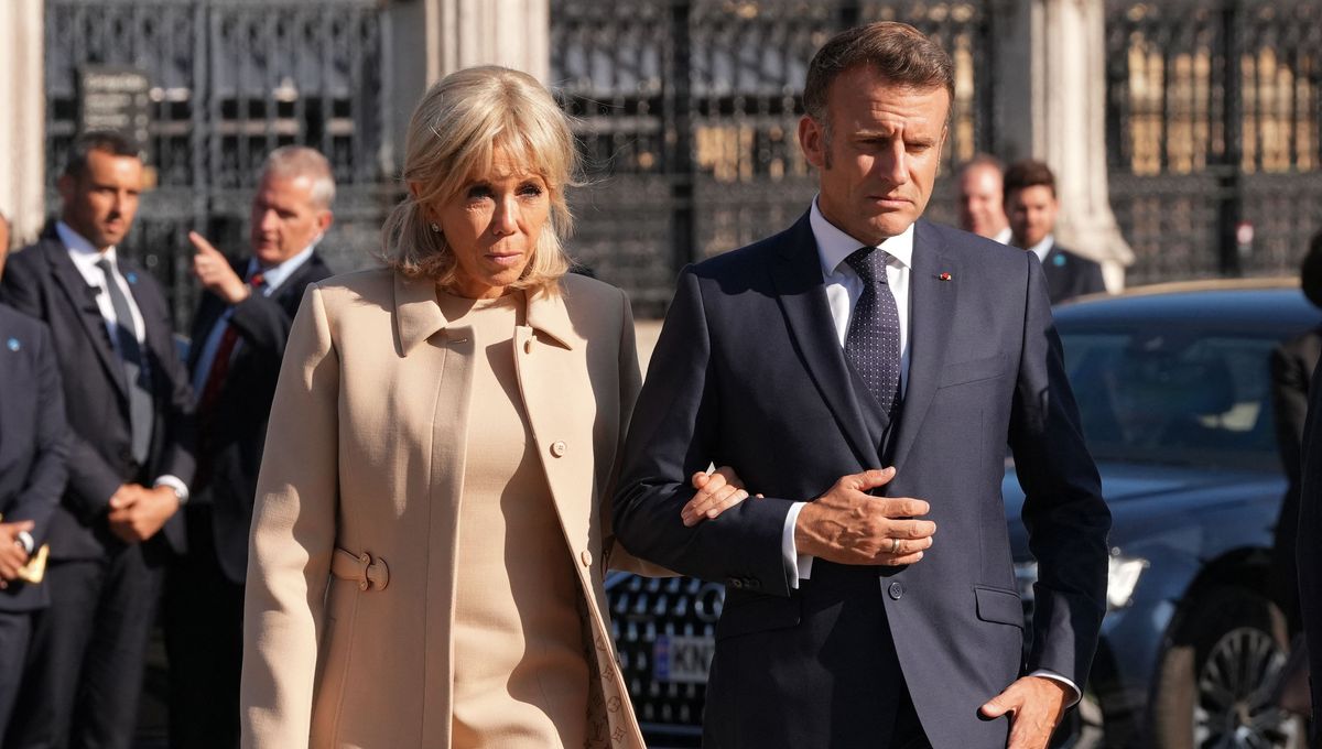 Brigitte Macron enlace Emmanuel à l’Élysée : un moment rare capté loin ...